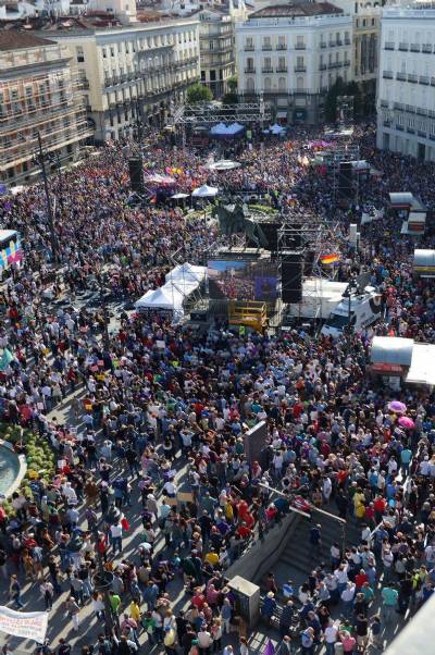 Up to 40,000 people join demonstration backing Podemos' no-confidence ...