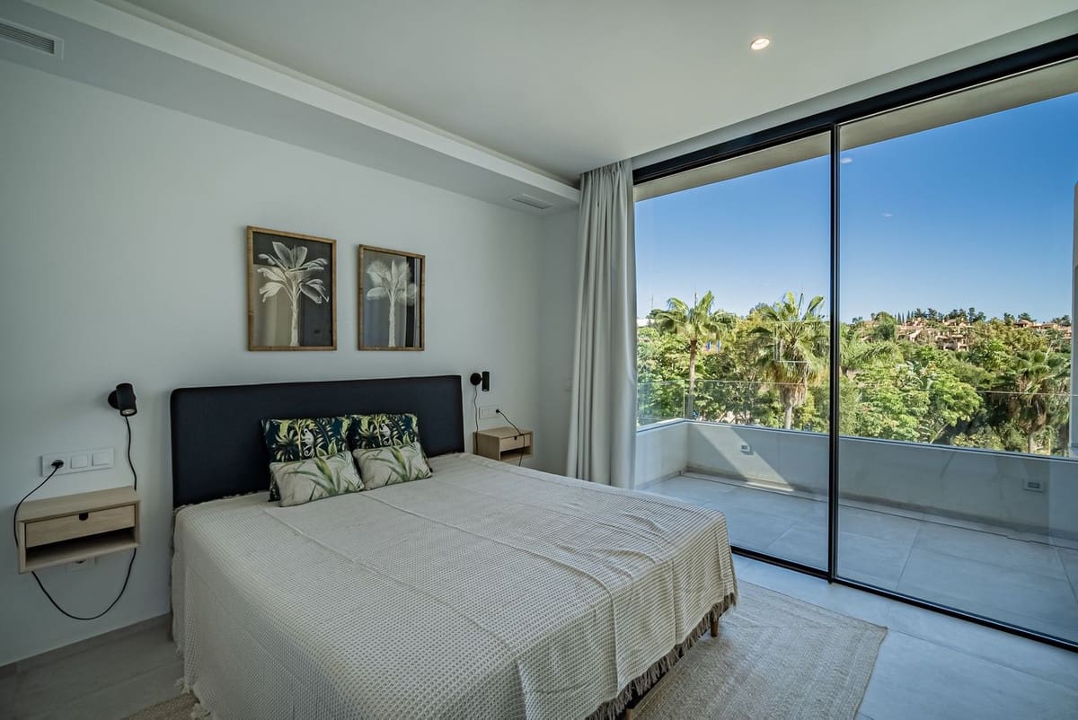 4 bedroom Villa for sale in El Paraiso, Estepona with pool - € 1,850,000 (Ref: 8930068)